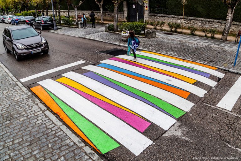 Los pasos de cebra se llenan de color en este pueblo madrileño - La ...