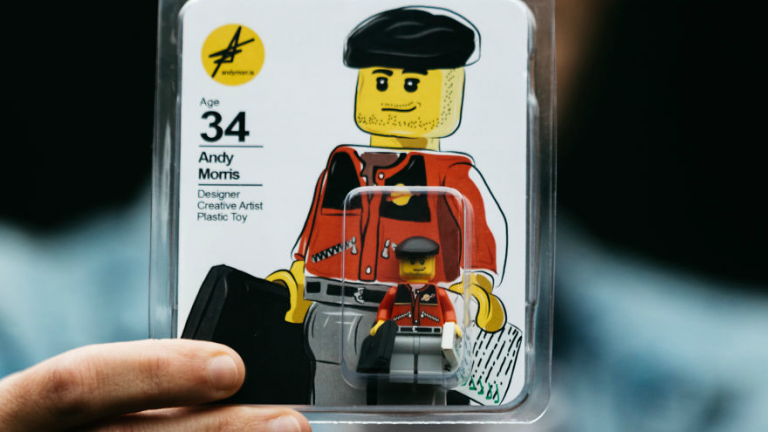 Este diseñador lo peta con un original currículum de LEGO - La Criatura ...