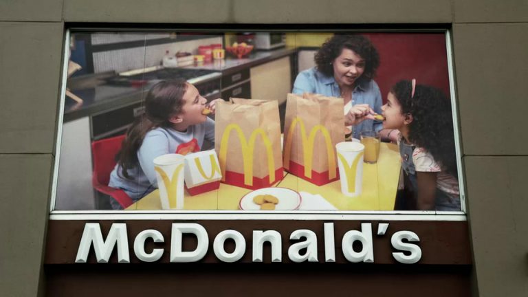 McDonald's crea un alfabeto completo a partir de su logo y sus ...